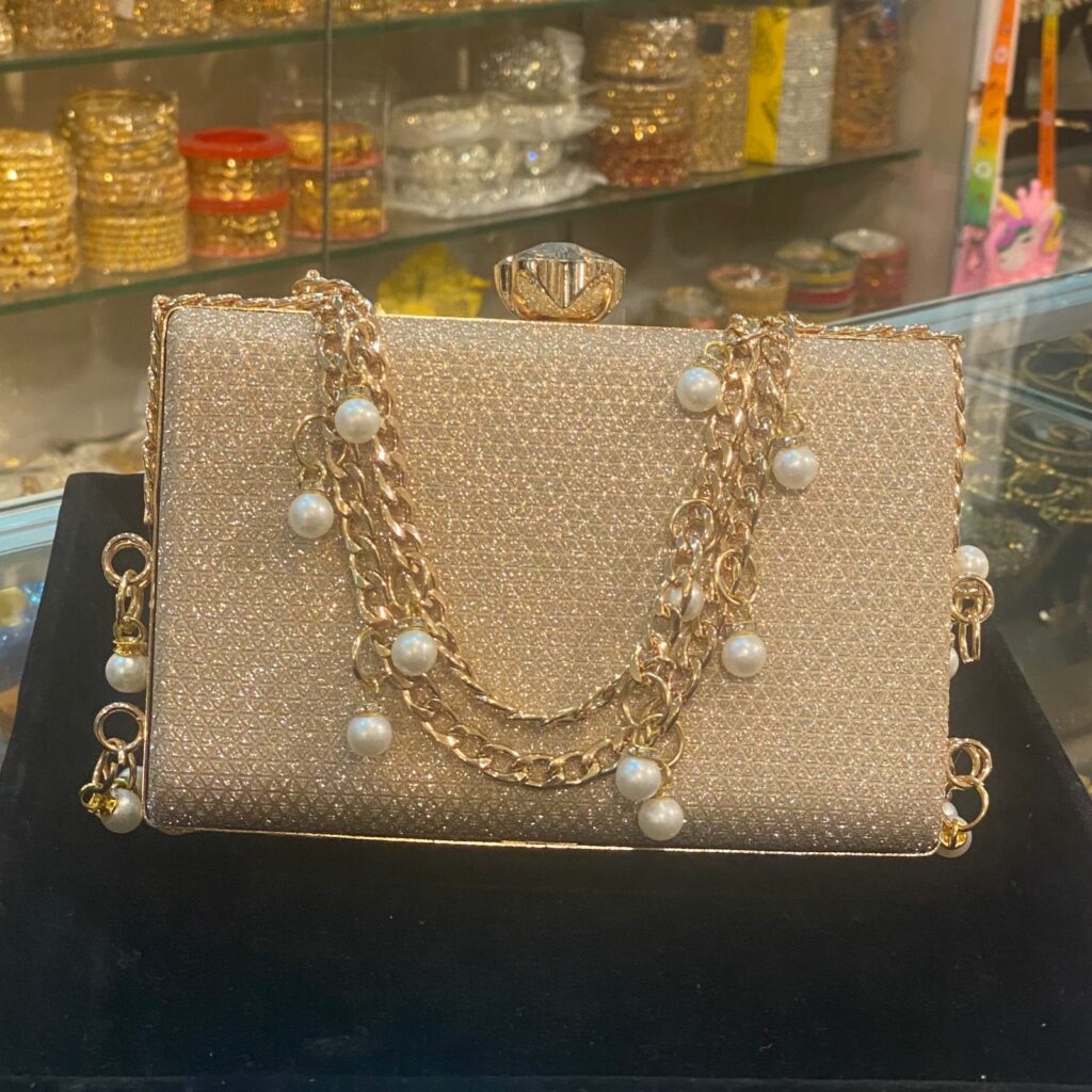 Luxe Pearl Clasp Clutch with Bold Chain - Carat Vogue
