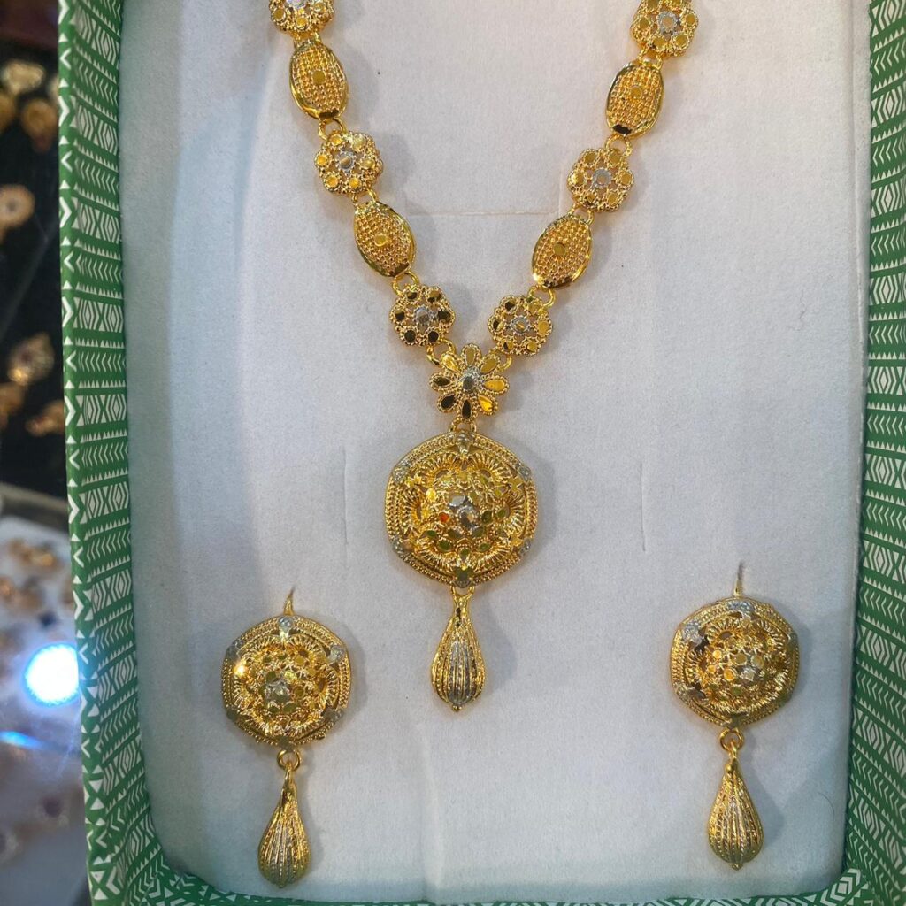 Duo Doré: Classic Gold-Plated Necklace and Stud Earrings Set - Carat Vogue