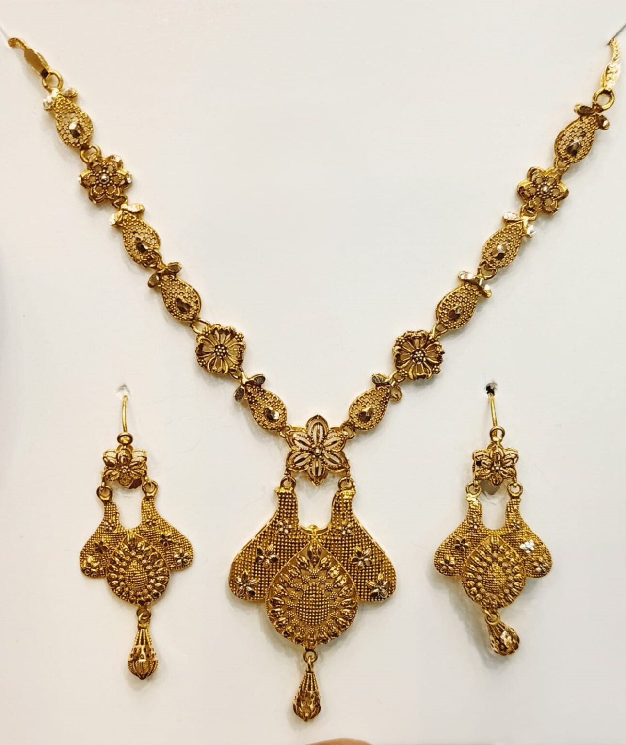 Exquisite Gold Madrasi Necklace Set with Matching Madrasi Earrings ...